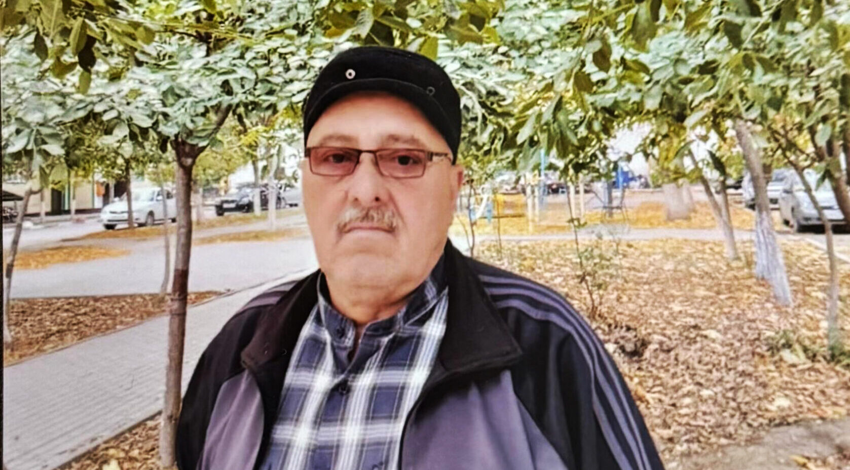 Сад в микрорайоне Ипподромном. Лом-Али Шаванов посадил во дворе ...